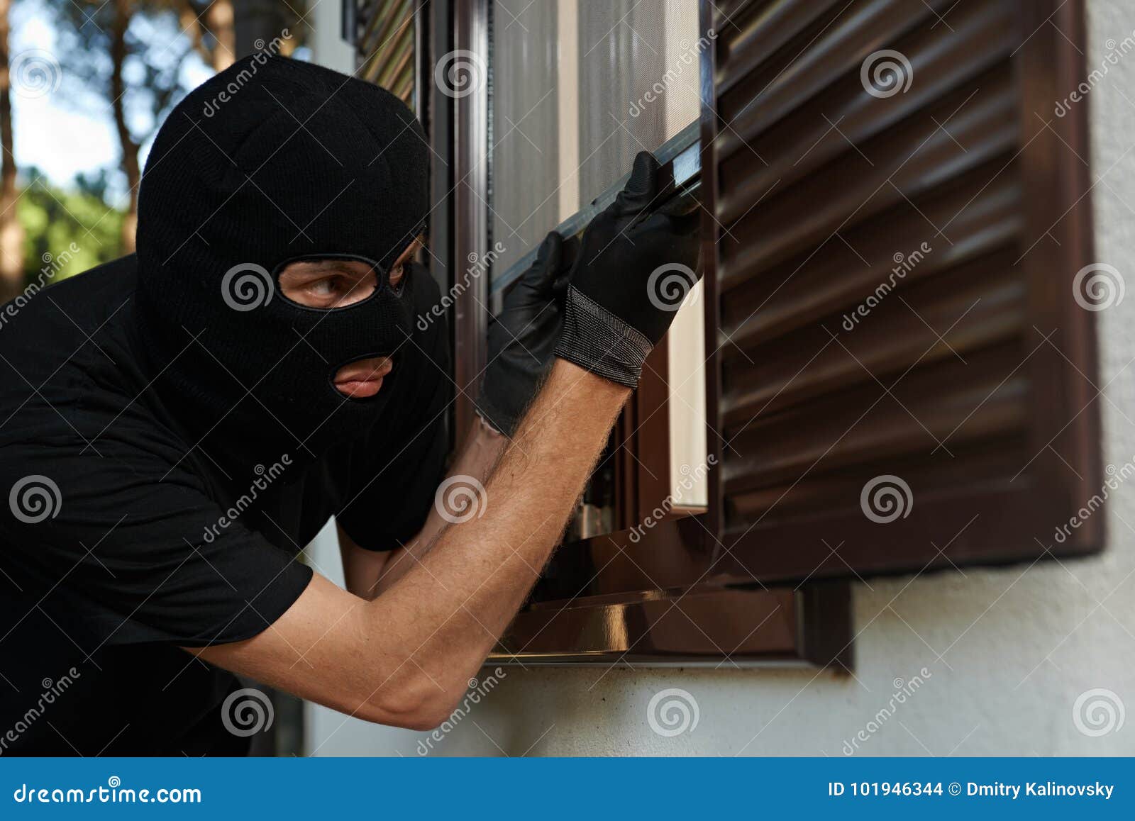 Diefstal of Inbraak Inbraak Van Een Flat Dief in Masker Stock Foto ...