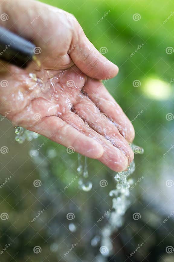 Dien Leidingwater in Aard in Stock Foto - Image of open, kind: 105648556