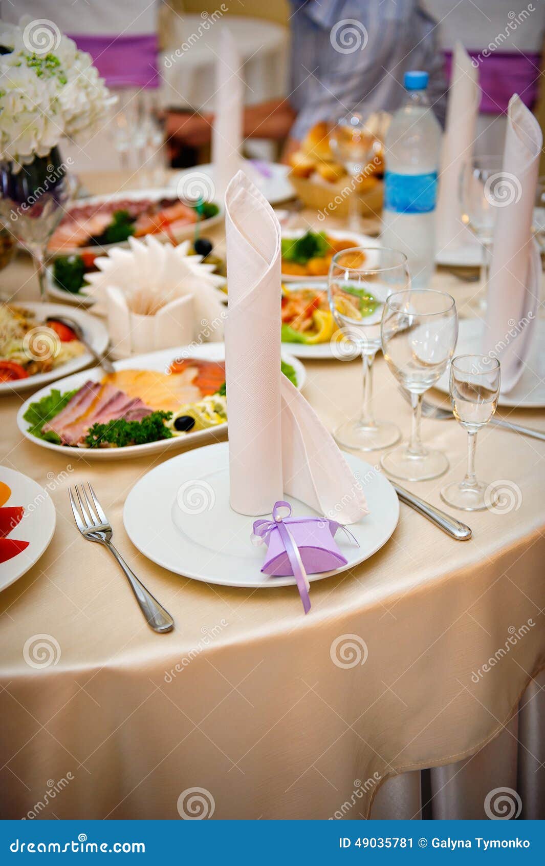 Dienen Einer Festlichen Tabelle Im Restaurant Stockbild - Bild von ...