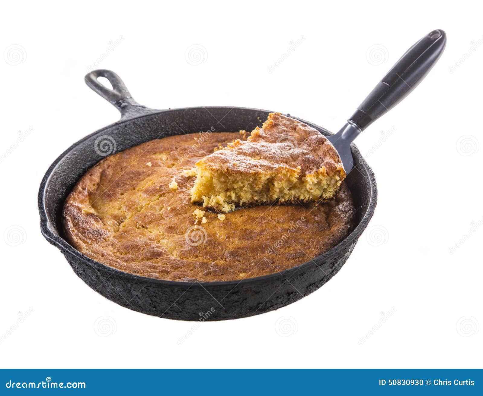 Dienend Graanbrood in Gietijzer Pan Isolated Op Wit Stock Foto - Image ...
