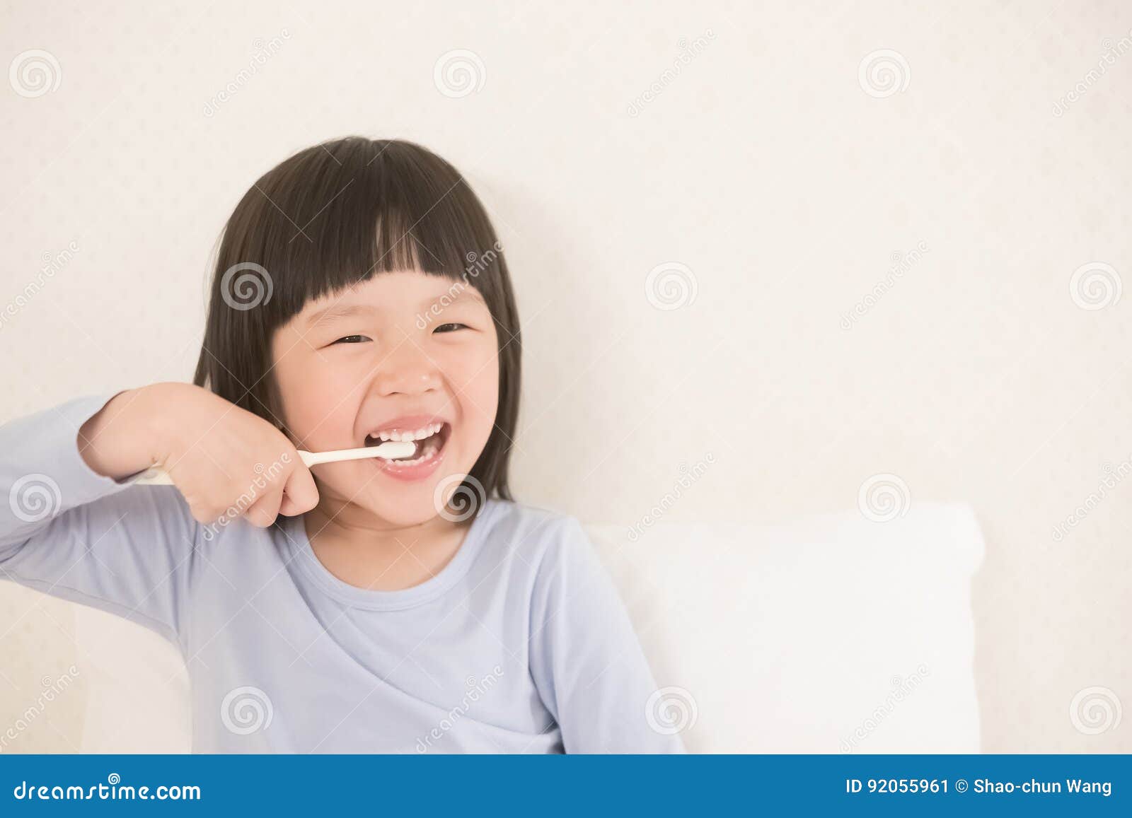 Dientes Lindos Del Cepillo De La Muchacha Imagen de archivo - Imagen de ...