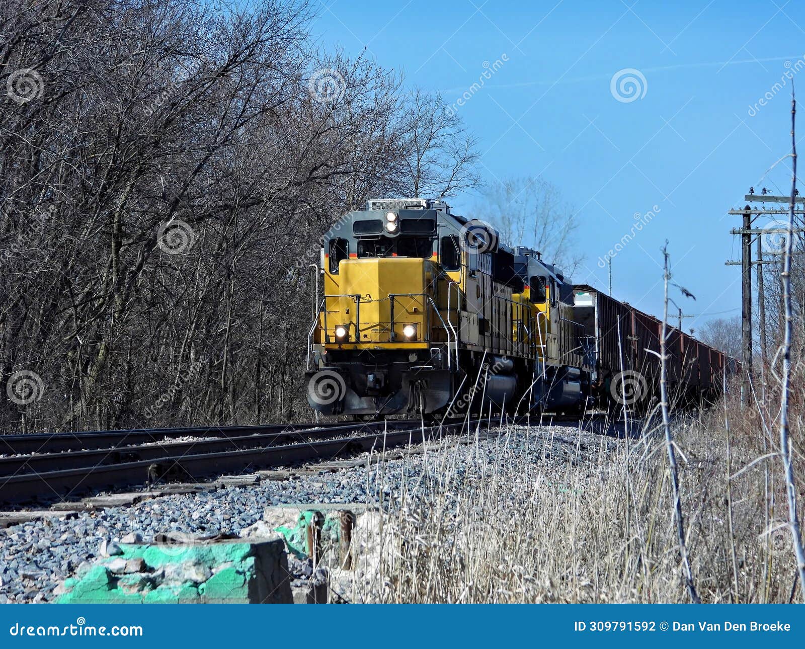 Diesel Locomotive Pulling a Freight Train of Grain Cars Editorial ...