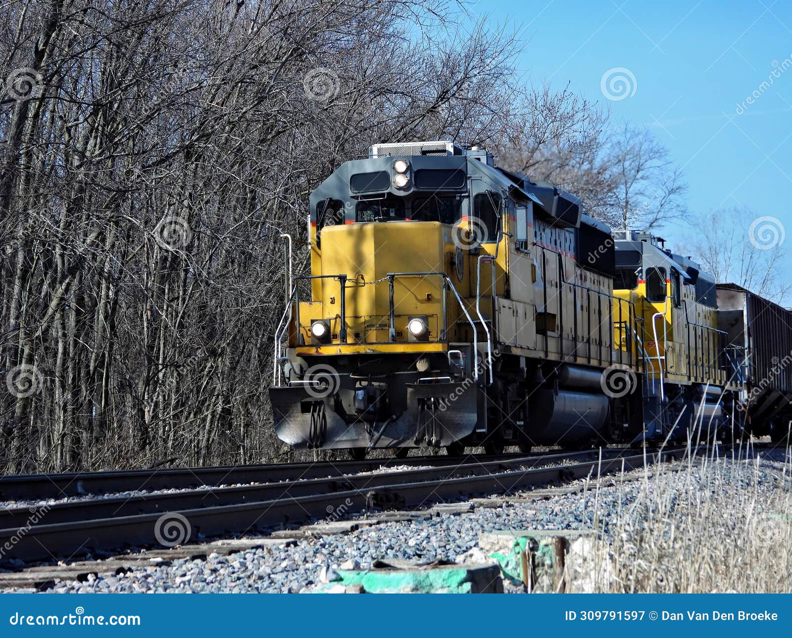 Diesel Locomotive Pulling a Freight Train of Grain Cars Editorial ...