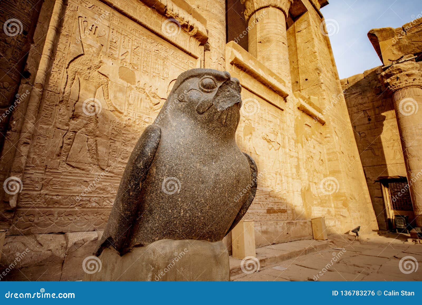 Dieu Horus Au Temple D'Edfu En Egypte Photo stock - Image du egypte ...