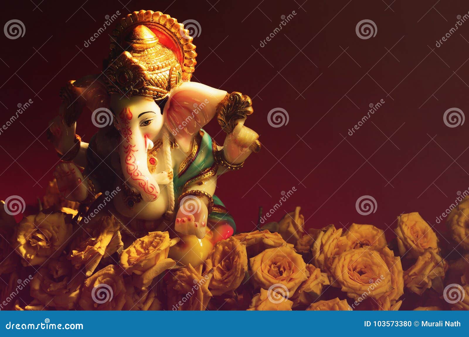 Dieu Indou Ganesha Avec La Fleur Rose Photo stock - Image du visage ...