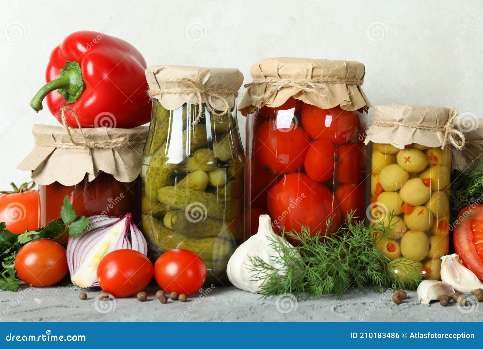 Diferentes Alimentos En Lata E Ingredientes En Mesa Gris Foto de ...
