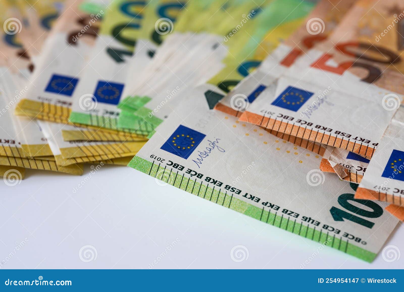 Diferentes Notas De Euro De Fundo Branco Imagem de Stock - Imagem de ...