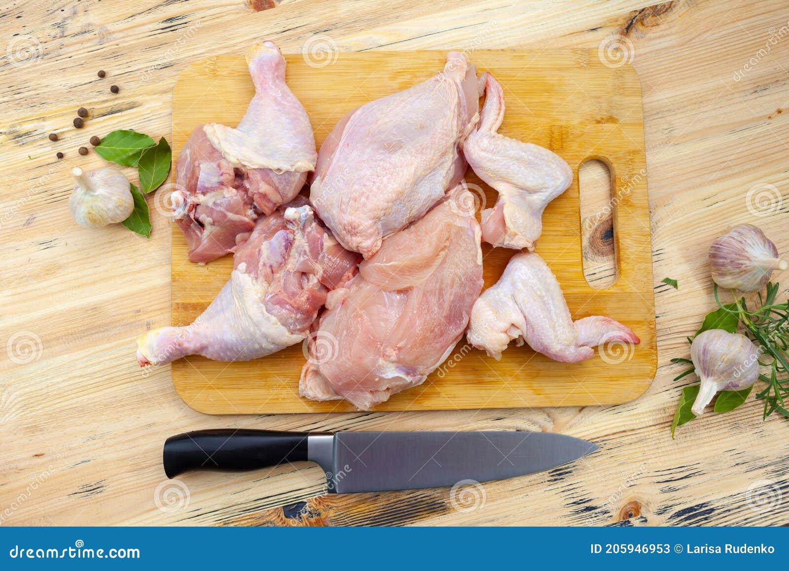 Diferentes Partes De Frango Cru Sobre Fundo De Madeira Imagem de Stock ...