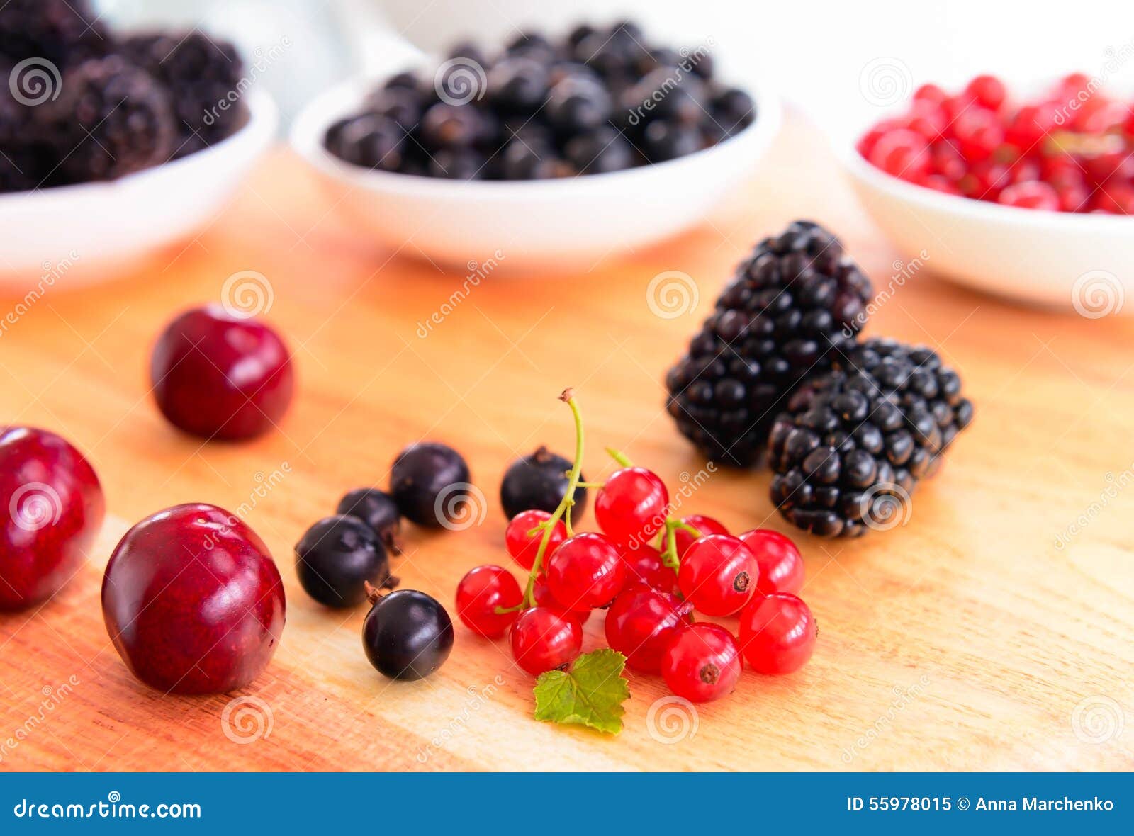 Diferentes Tipos De Bayas Del Verano Imagen de archivo - Imagen de rojo ...