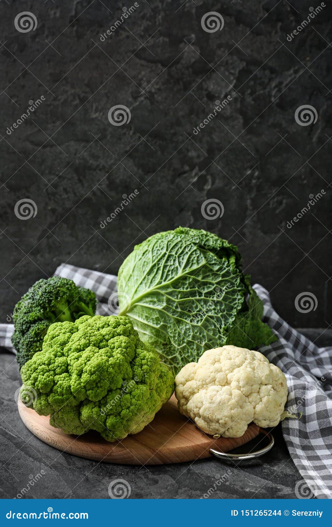 Diferentes Tipos De Col En El Tablero De Madera Foto de archivo ...