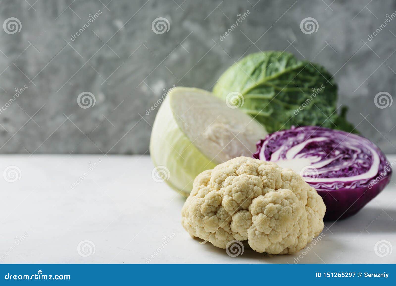 Diferentes Tipos De Col En La Tabla Blanca Imagen de archivo - Imagen ...