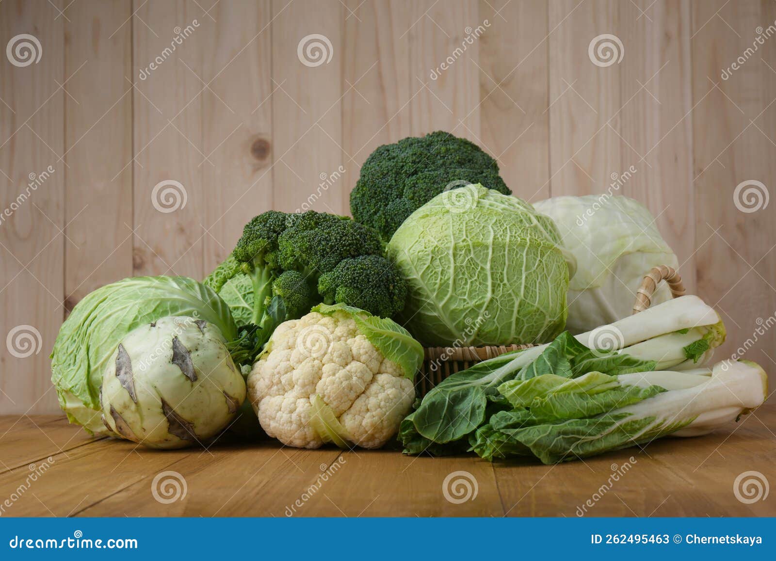 Diferentes Tipos De Col Fresca Sobre Mesa De Madera Imagen de archivo ...