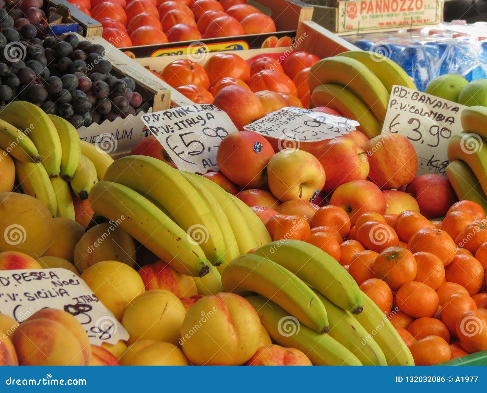 Diferentes Tipos De La Fruta En Roma Foto editorial - Imagen de vegano ...