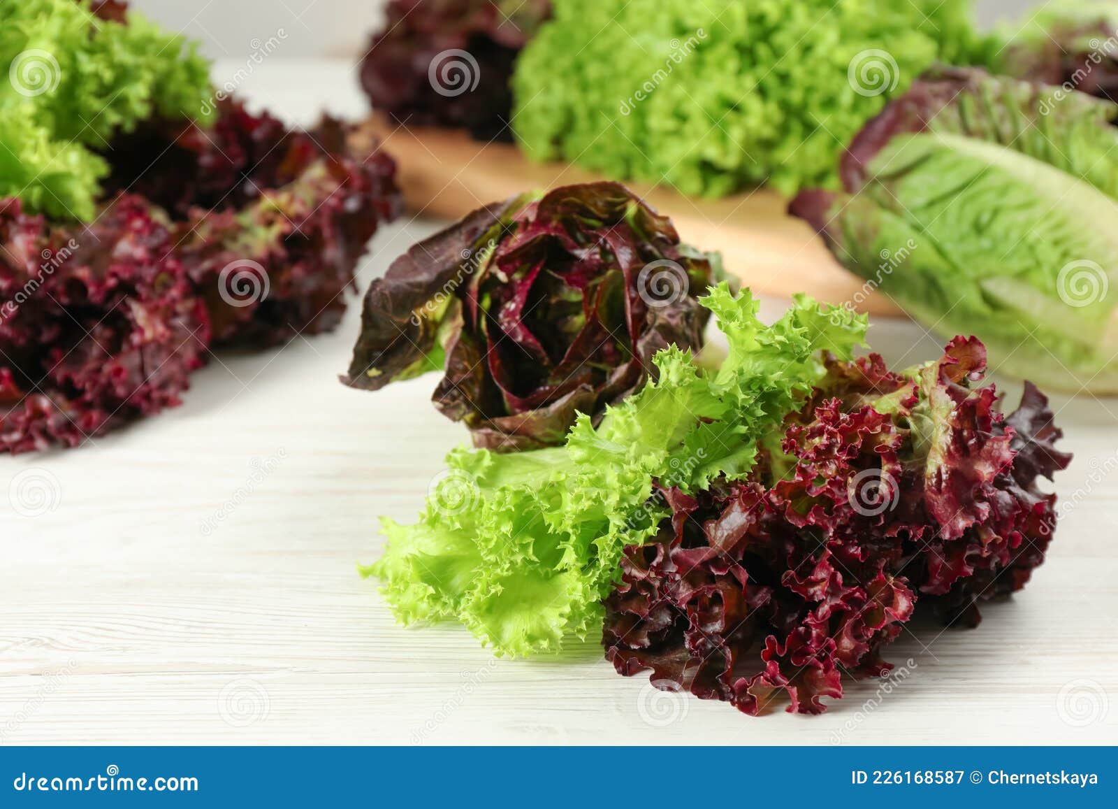 Diferentes Tipos De Lechuga Sobre Mesa De Madera Blanca Imagen de ...