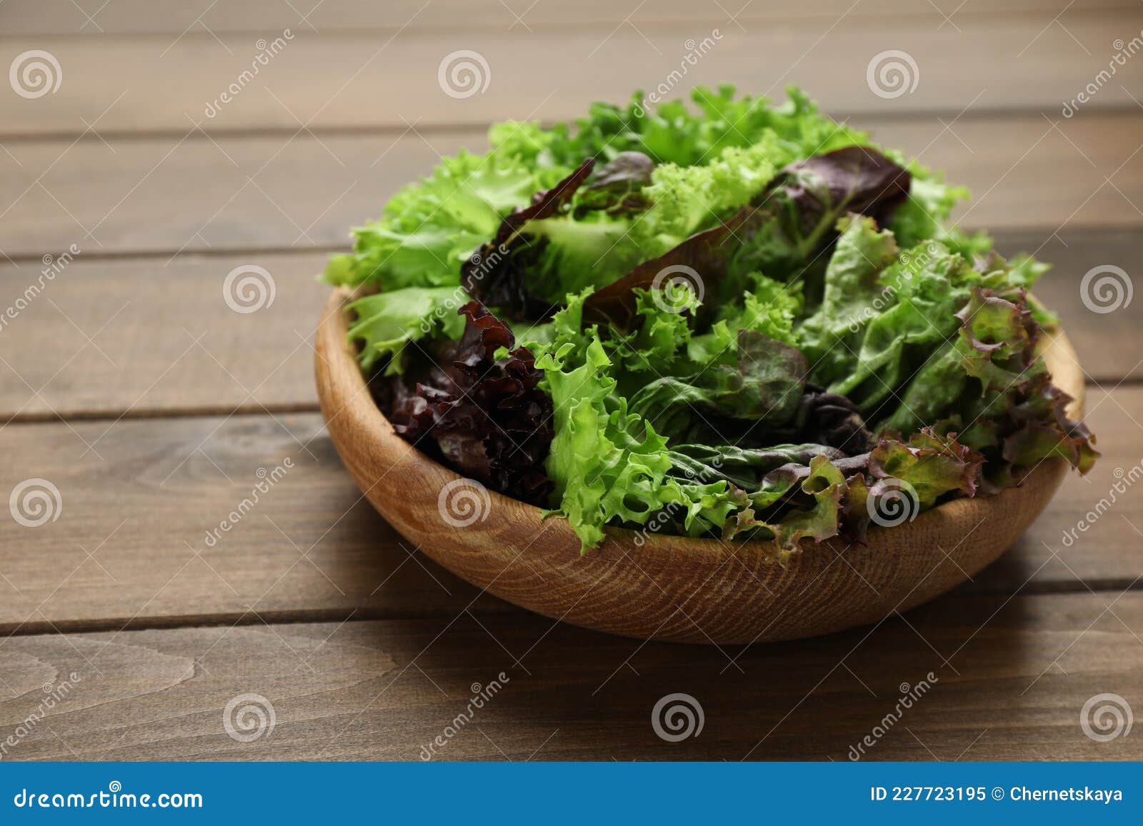 Diferentes Tipos De Lechuga Sobre Mesa De Madera Imagen de archivo ...