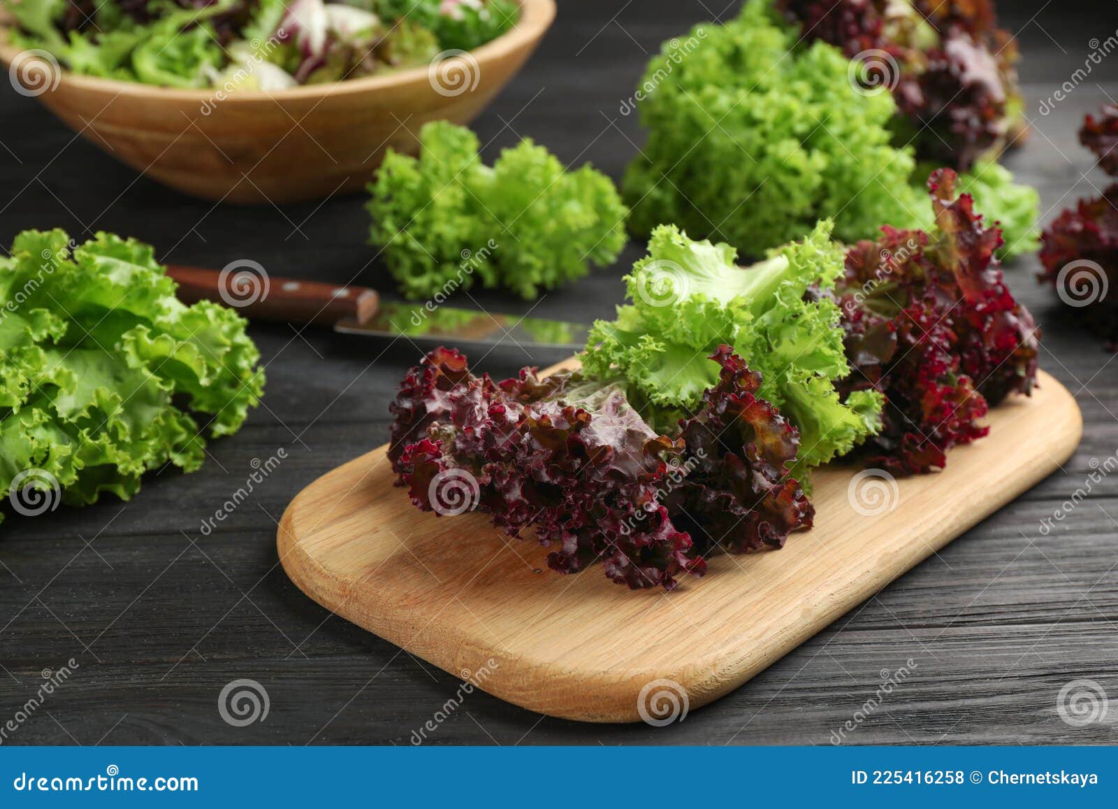 Diferentes Tipos De Lechuga Sobre Mesa De Madera Negra Foto de archivo ...