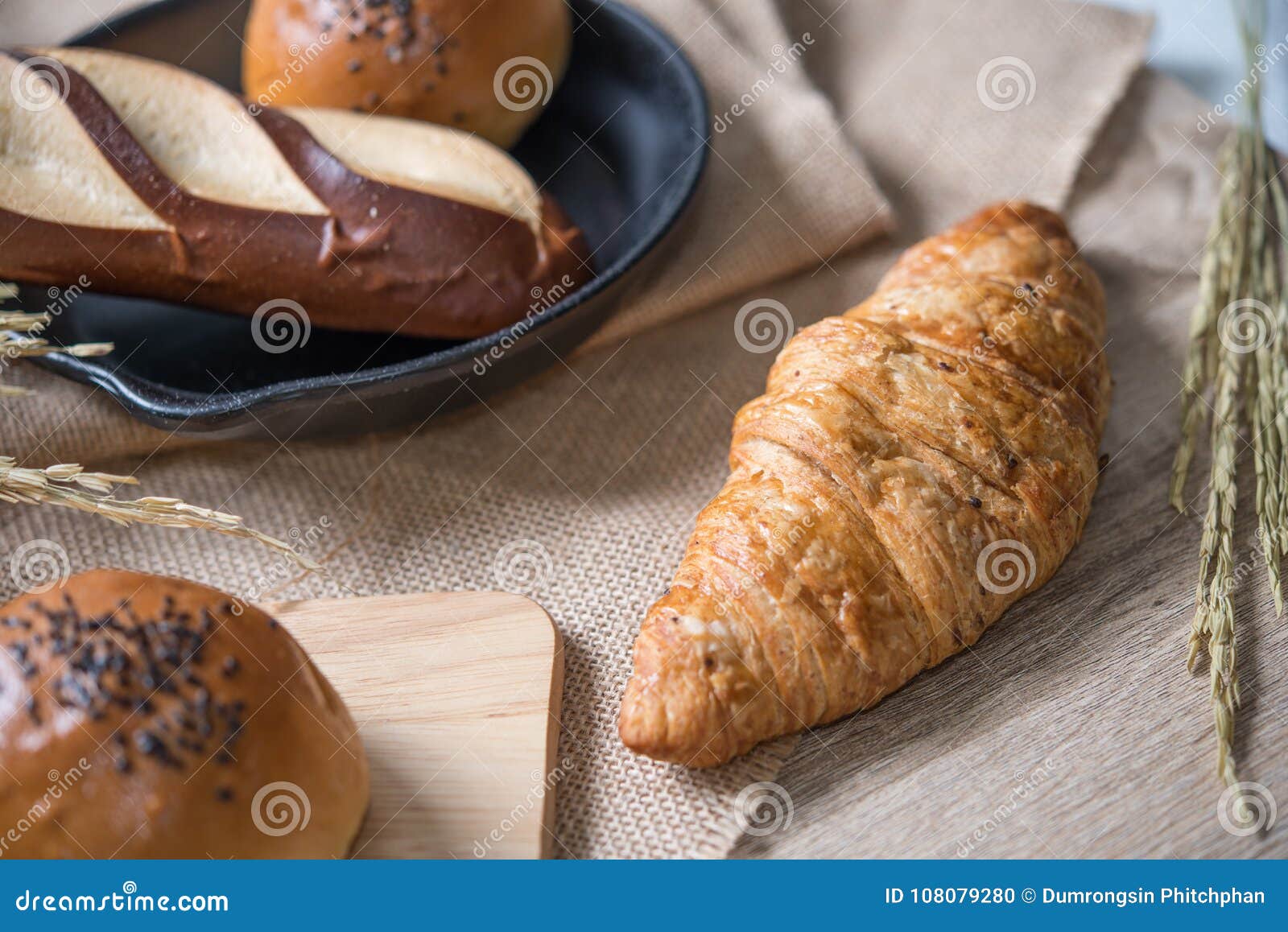 Diferentes Tipos De Pan En La Cocina Foto de archivo - Imagen de ...