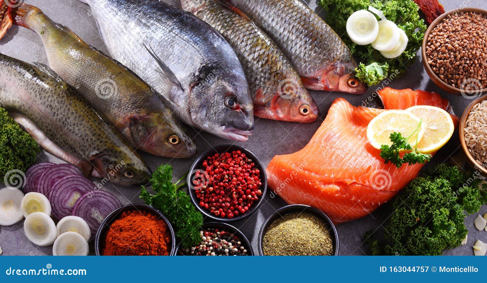 Diferentes Tipos De Peixes Na Mesa Da Cozinha Imagem de Stock - Imagem ...