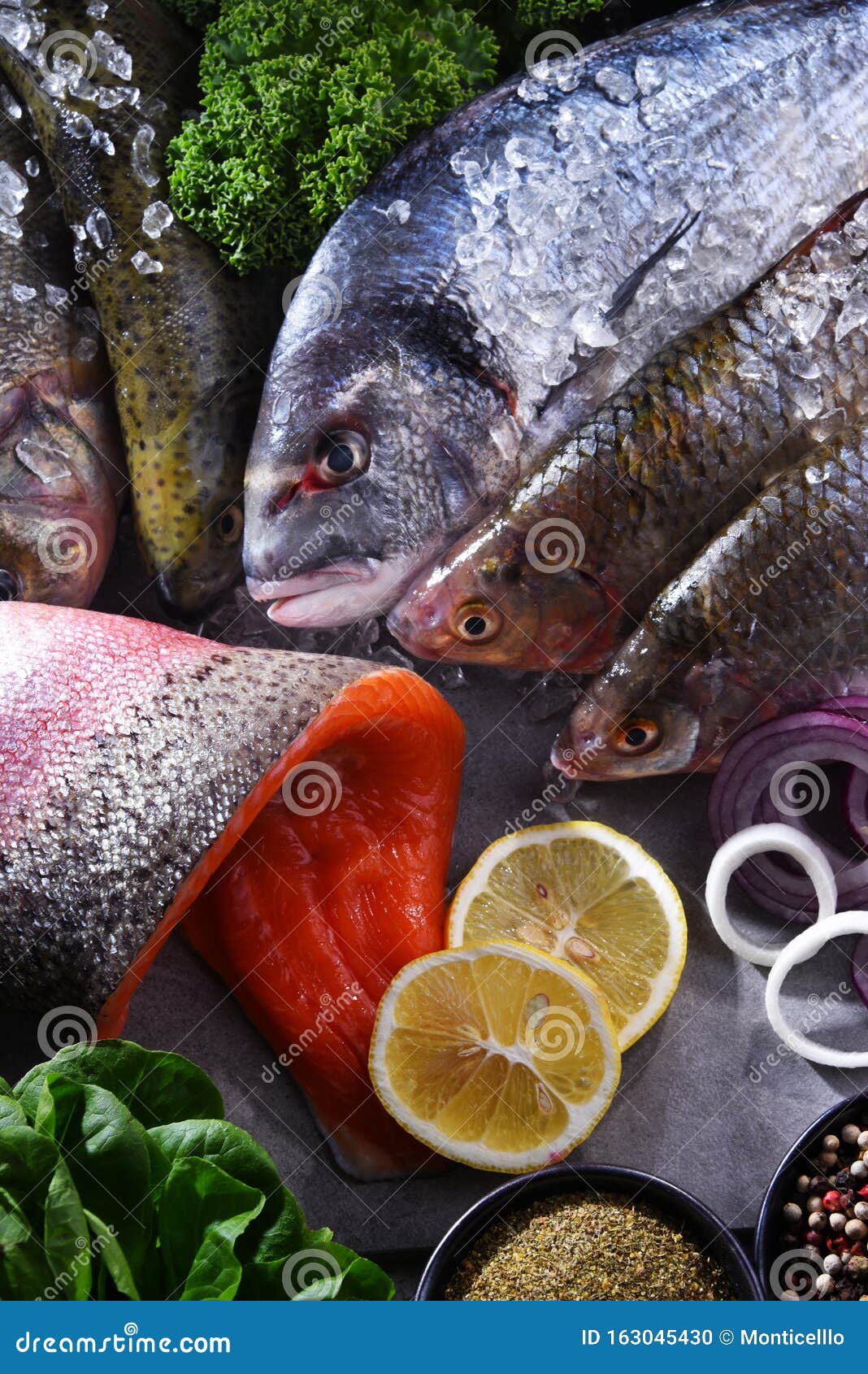 Diferentes Tipos De Peixes Na Mesa Da Cozinha Foto de Stock - Imagem de ...
