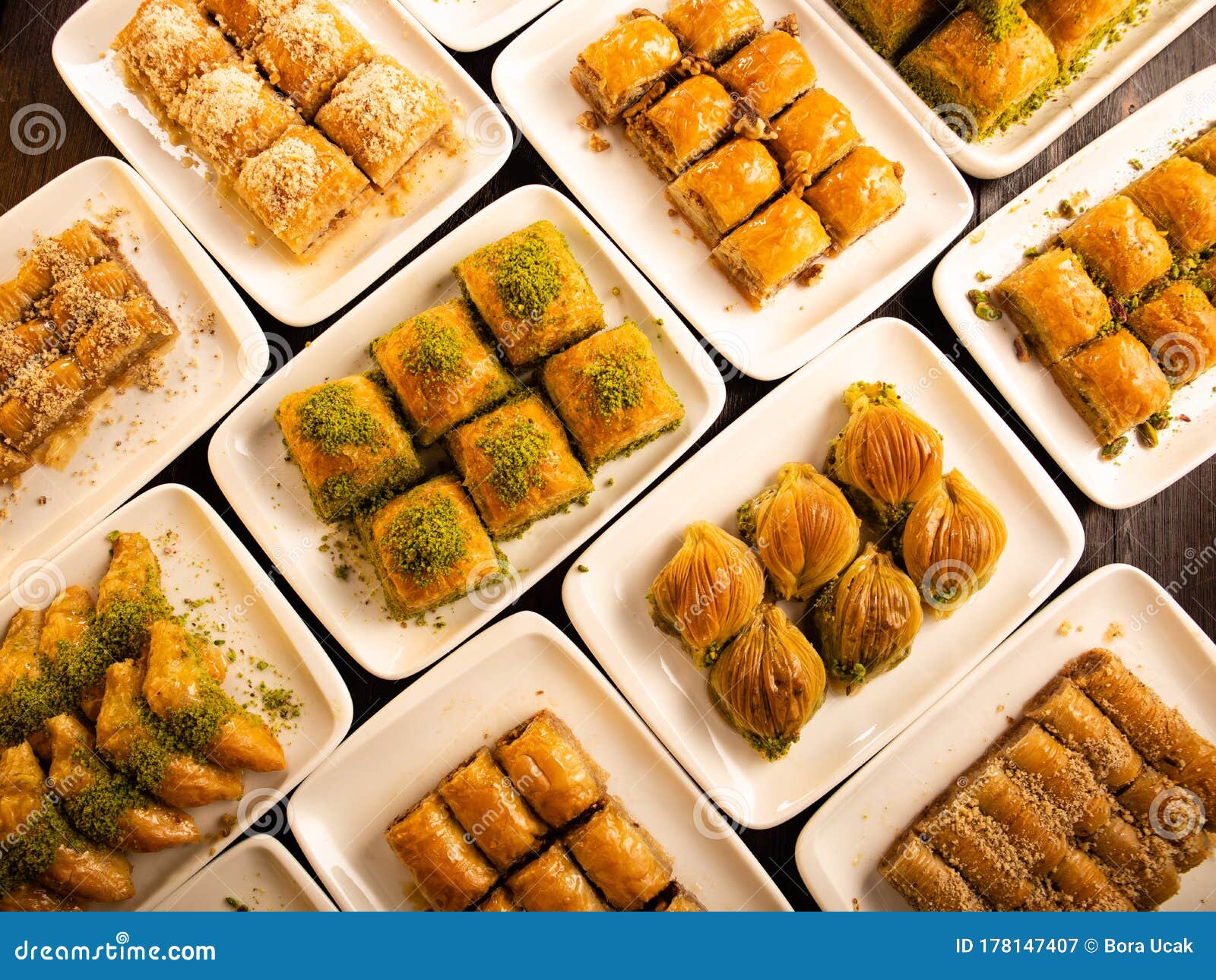 Diferentes Tipos De Postre Turco Baklava Imagen de archivo - Imagen de ...
