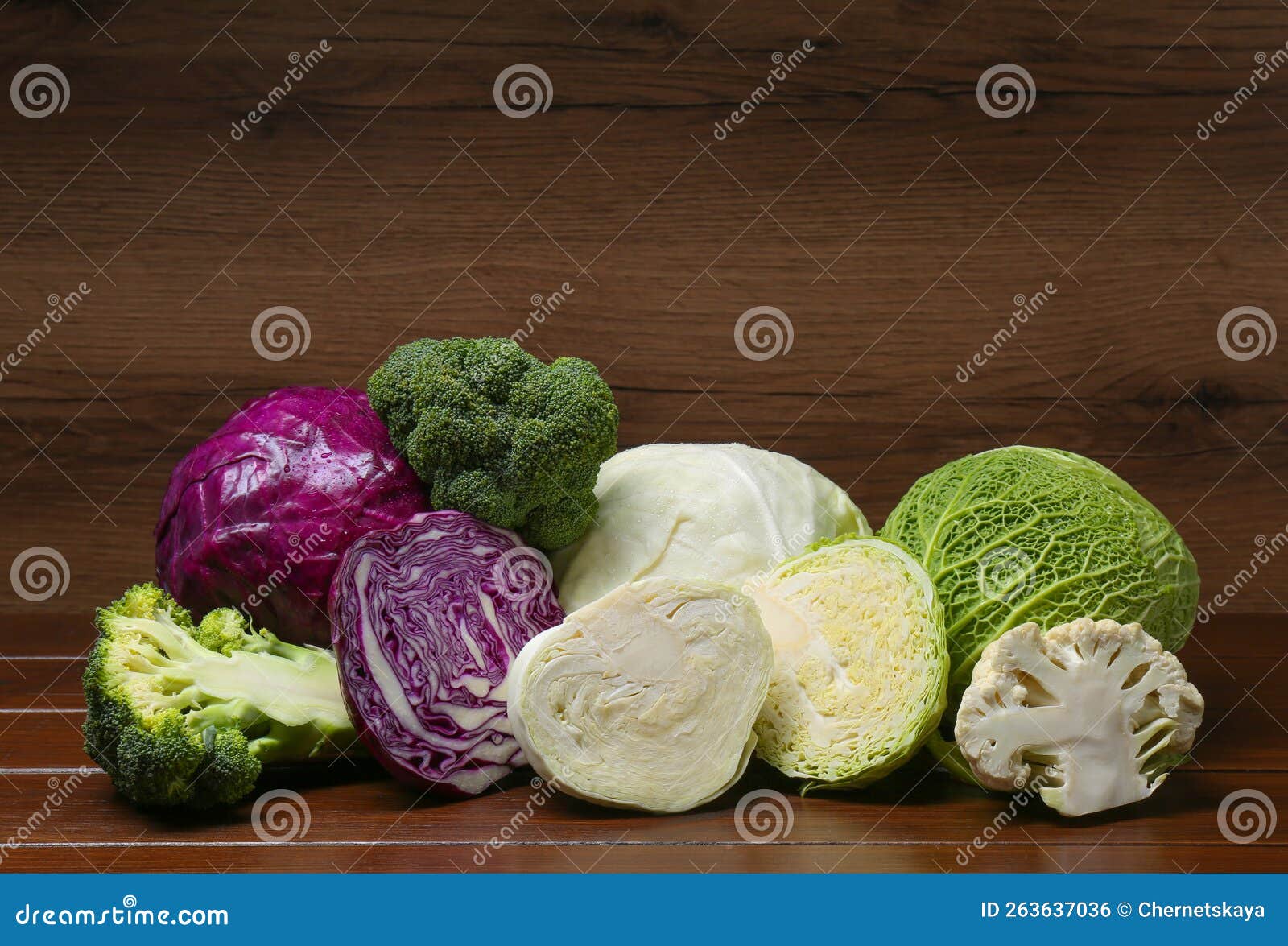 Diferentes Tipos De Repolho Na Mesa De Madeira Foto de Stock - Imagem ...