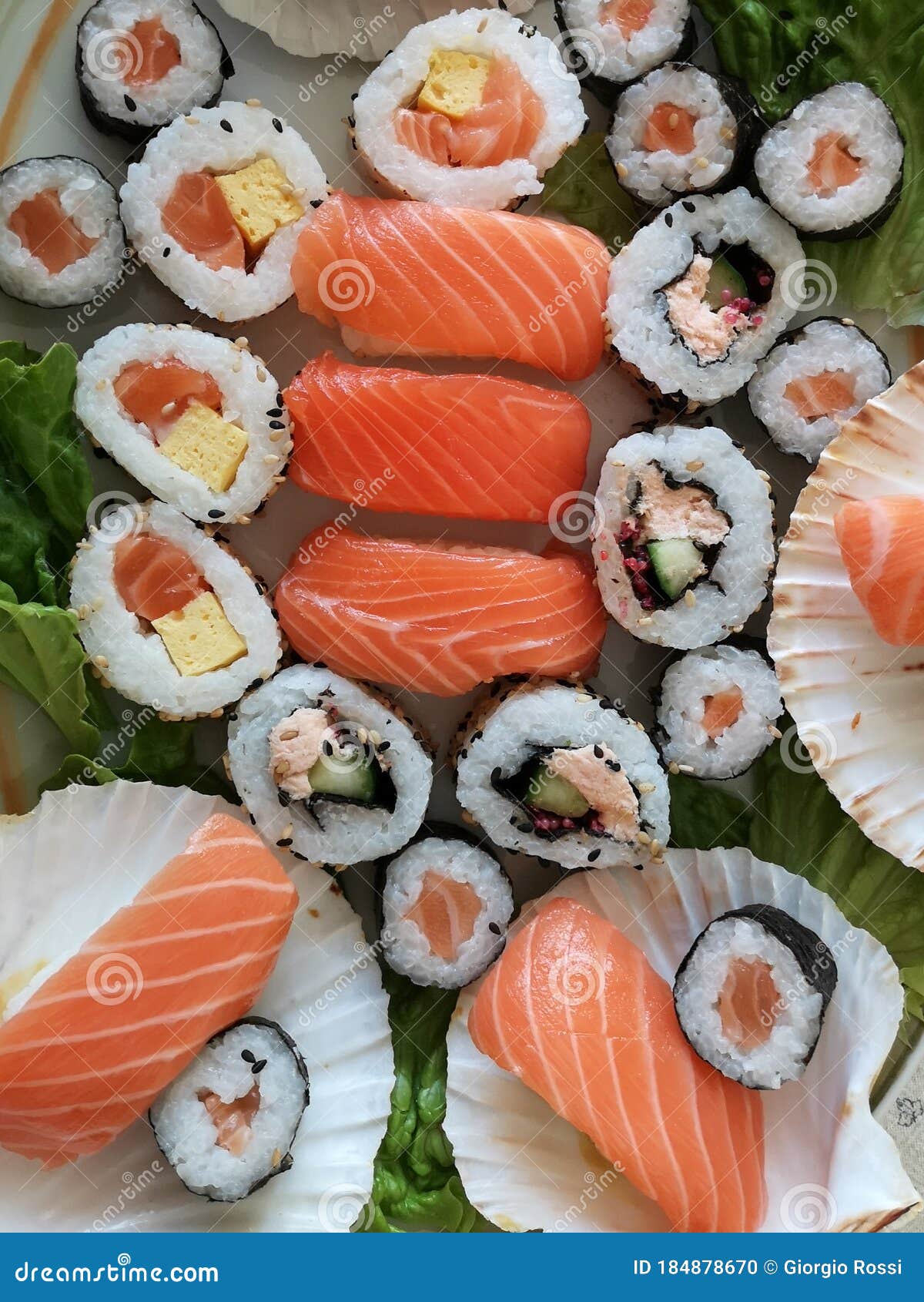 Diferentes Tipos De Sushi Listos Para Ser Probados Foto de archivo ...