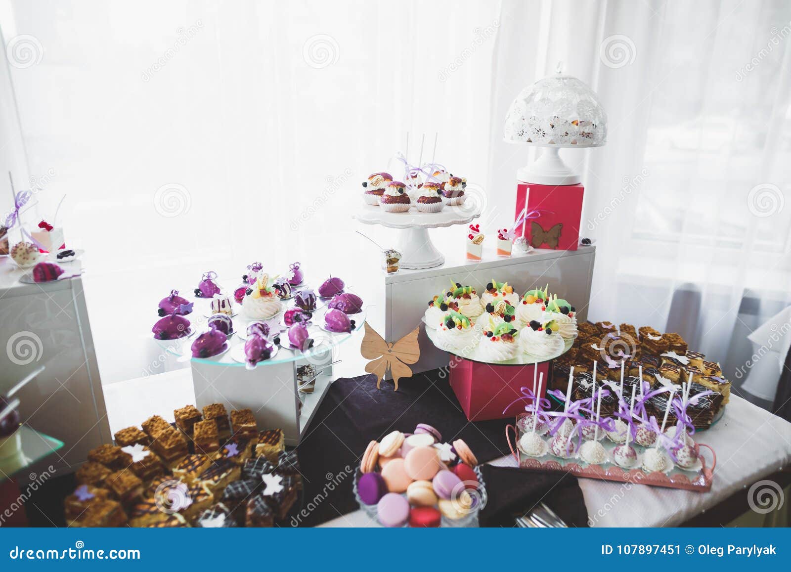 Différents Genres De Bonbons Cuits Au Four Sur Un Buffet Image stock ...