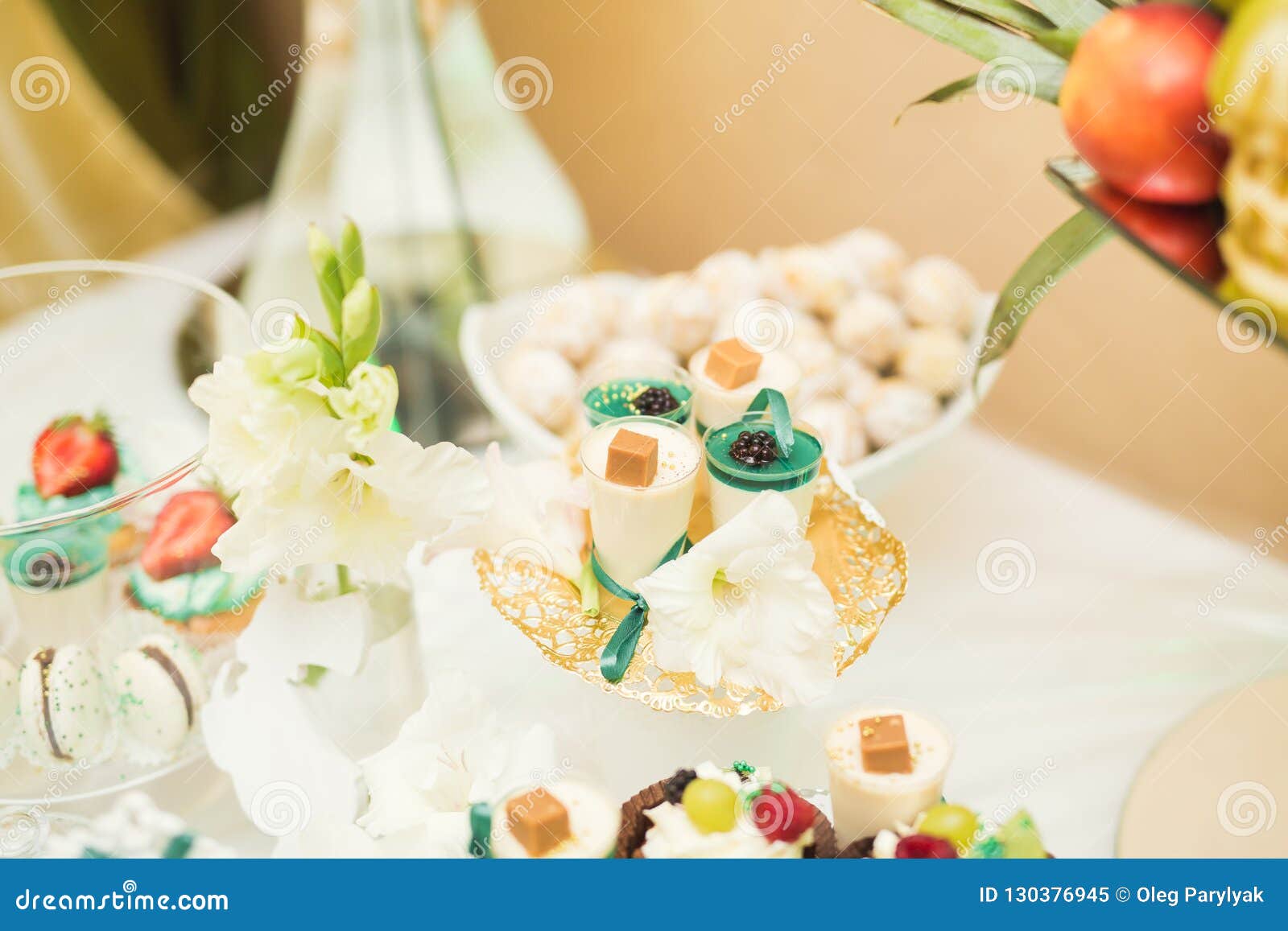 Différents Genres De Bonbons Cuits Au Four Sur Un Buffet Image stock ...