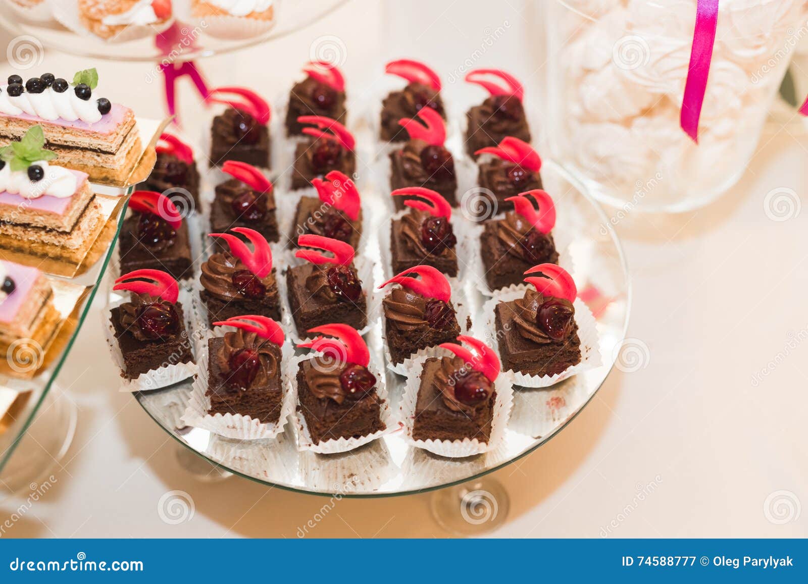 Différents Genres De Bonbons Cuits Au Four Sur Un Buffet Image stock ...