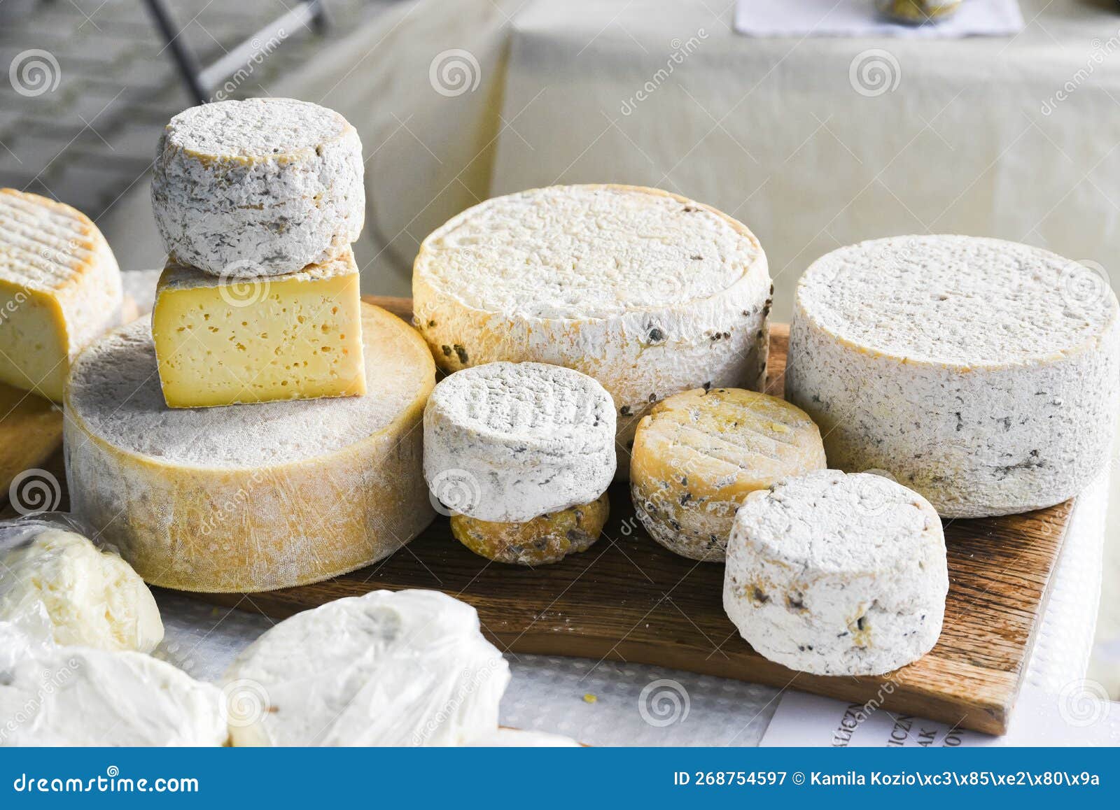 Différents Types De Fromages Vendus Sur Le Marché Image stock - Image ...