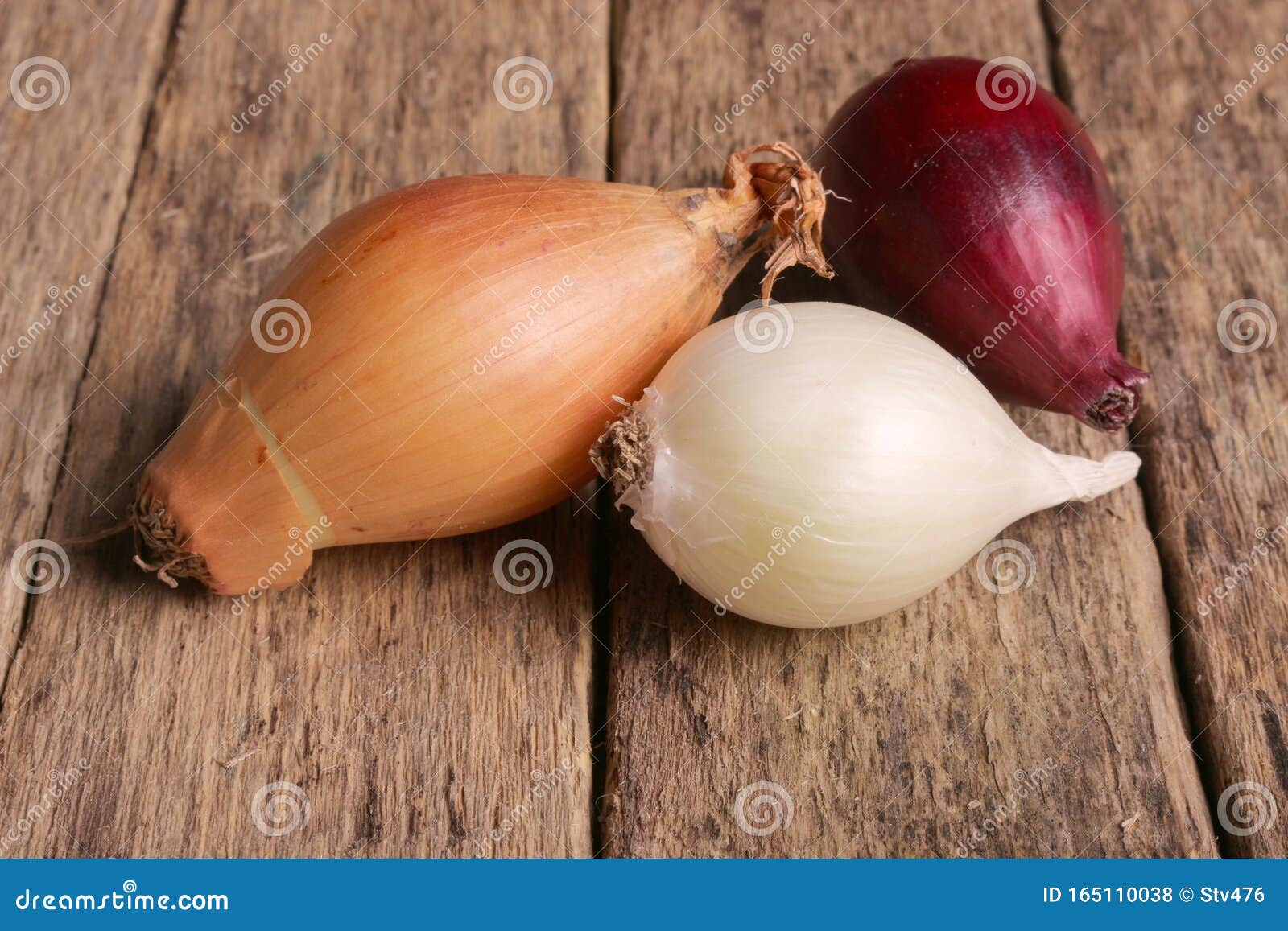 Different Colored Onions on an Old Wooden Board Stock Photo - Image of ...