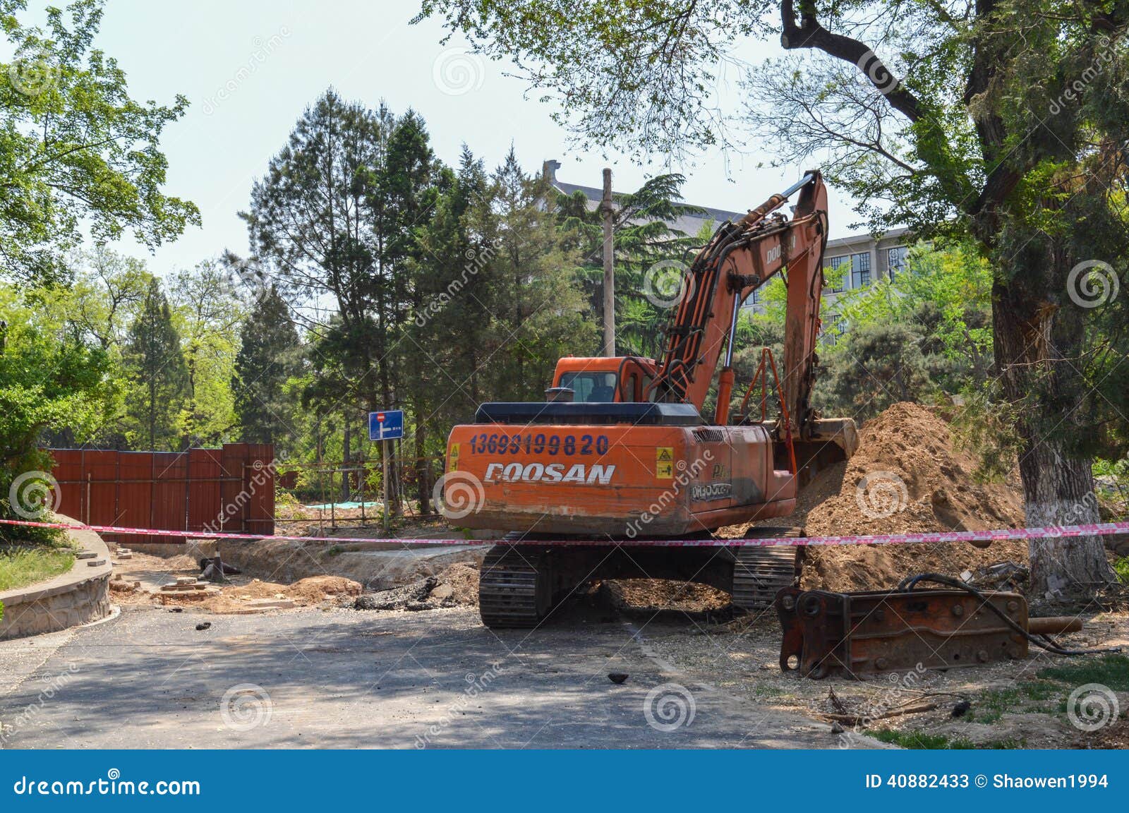 Dig machine 2 editorial stock photo. Image of blue, environment - 40882433