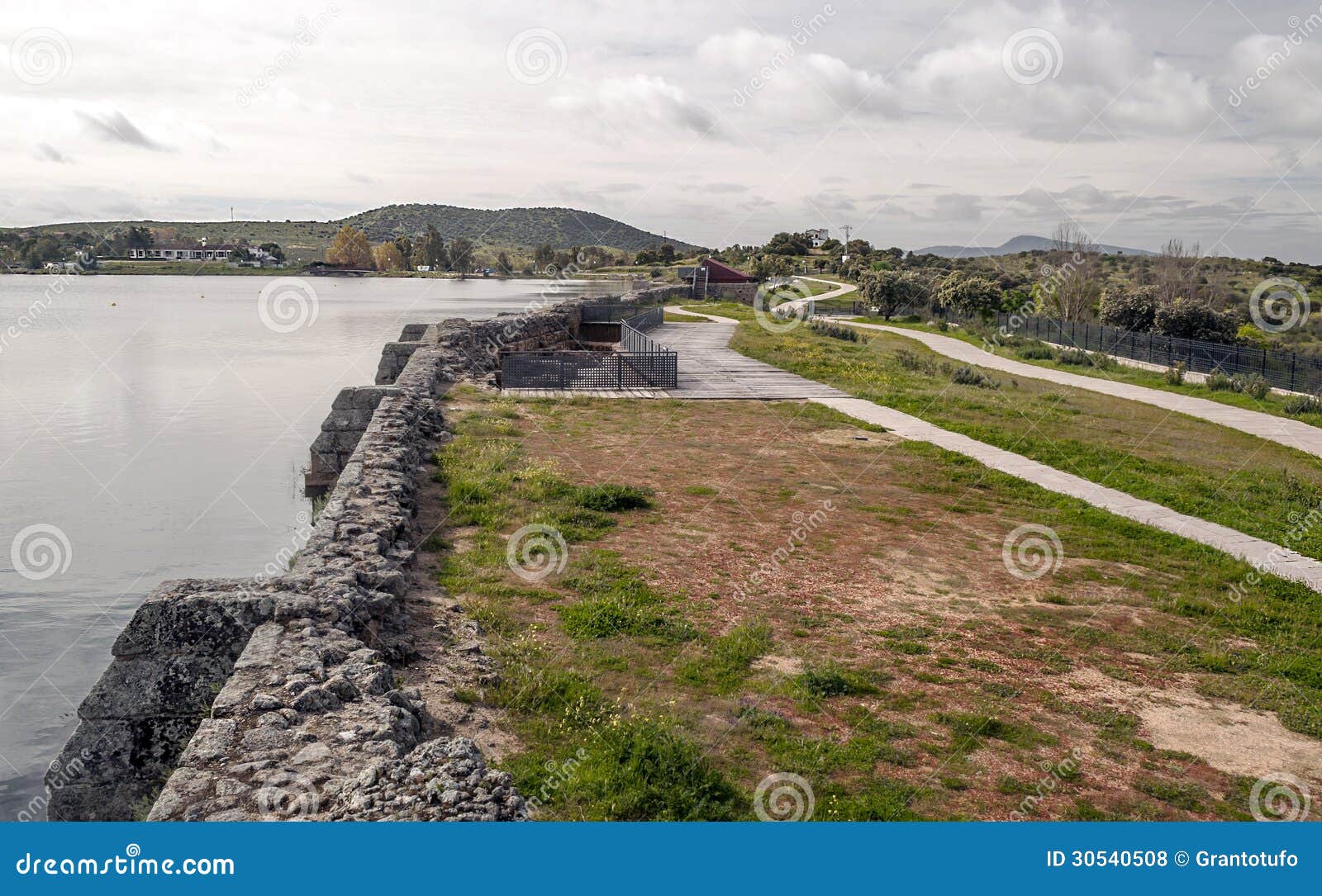 Diga romana fotografia stock. Immagine di stagno, canna - 30540508