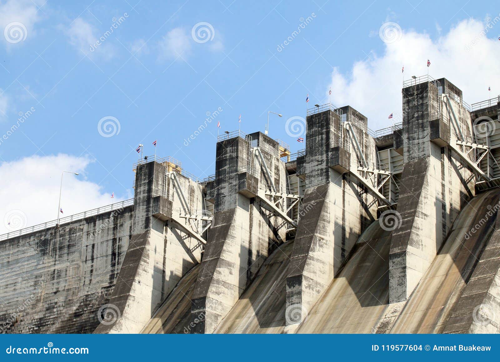 Diga, Diga Sul Fondo Del Cielo, Dighe in Tailandia Fotografia Stock ...