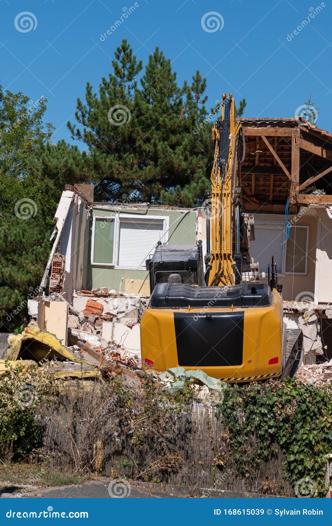 Digger Demolishing Old House For Reconstruction New Home Stock Image Image Of Heavy Industry