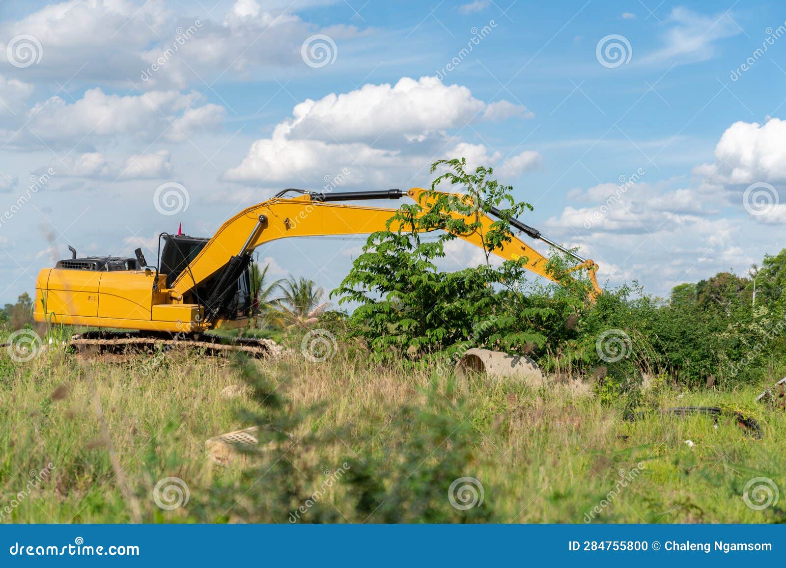 Digger Machine Digging and Adjusting Ground Level Editorial Image ...