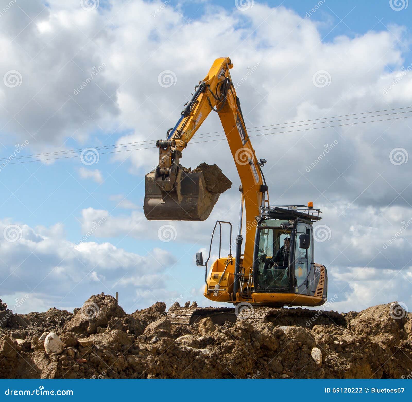 A digger moving soil editorial photography. Image of excavating - 69120222