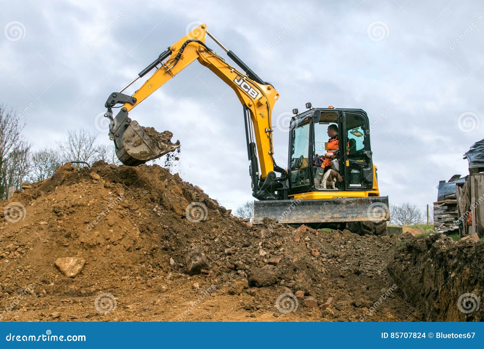 A digger moving soil editorial stock image. Image of earth - 85707824