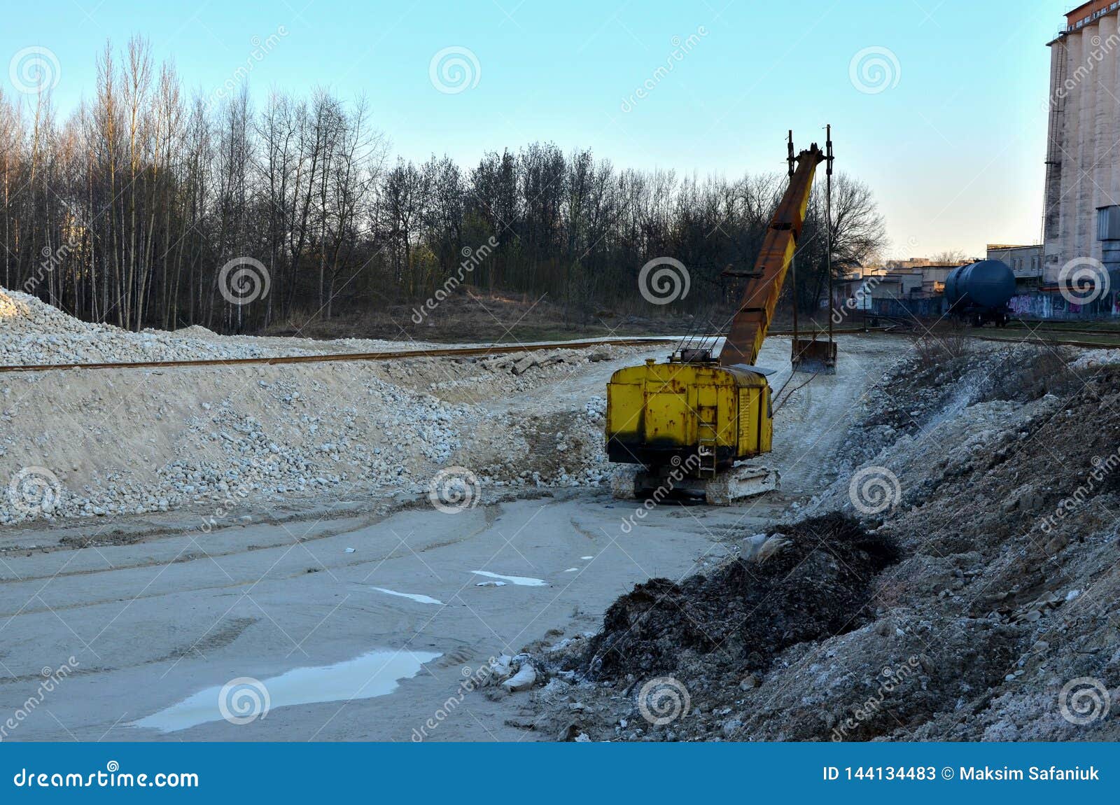 Digging Excavator in a Quarry Mining Rock Stock Image - Image of ...