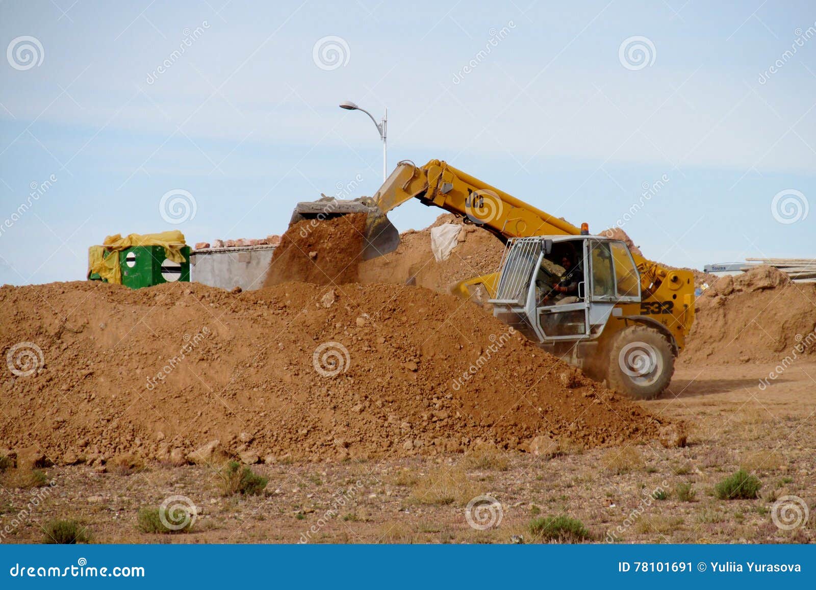 Digging machine working editorial photo. Image of heavy - 78101691