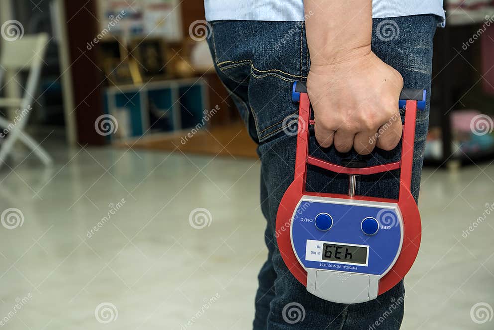 DIGITAL HAND GRIP DYNAMOMETER, Measuring Values of the Static Flexor ...