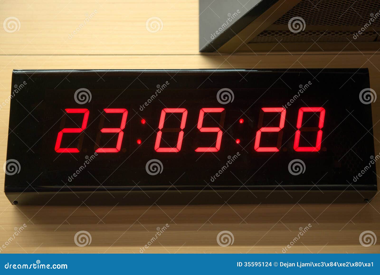 Digital klocka på väggen arkivfoto. Bild av utrustning - 35595124