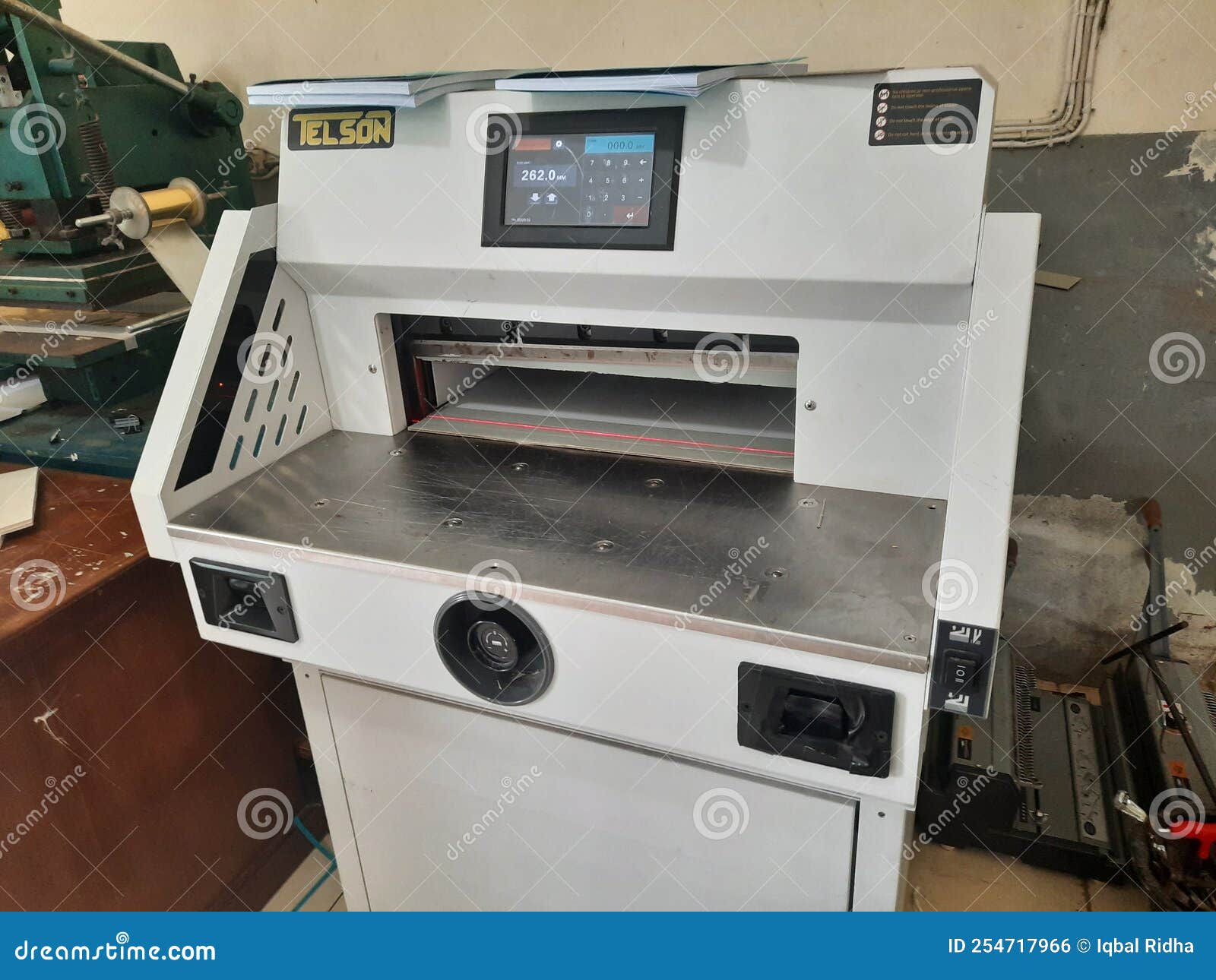 Digital Paper Cutting Machine, Telson MP490ST Editorial Photo - Image ...