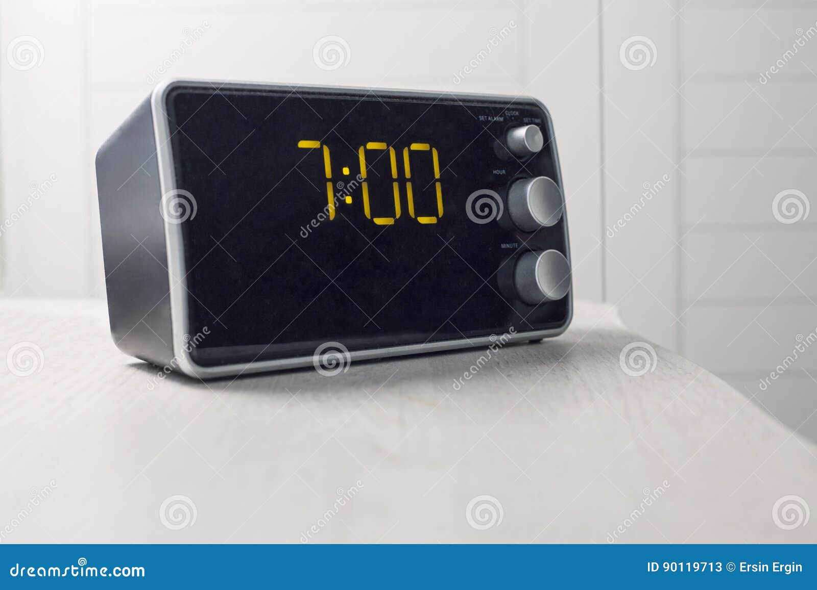 Digital Ringklocka Med Siffror Som Visar Sju Klockan Fotografering för ...