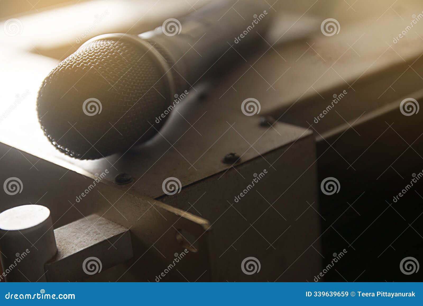 Digital Wireless Microphone on an Analog Amplifier Stock Illustration ...