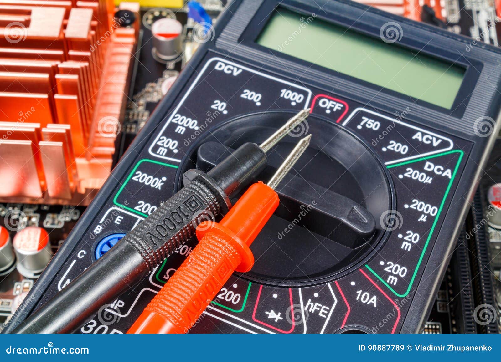 Digitale Multimeter Met Sondes Op De Computermotherboard Close-up Stock ...