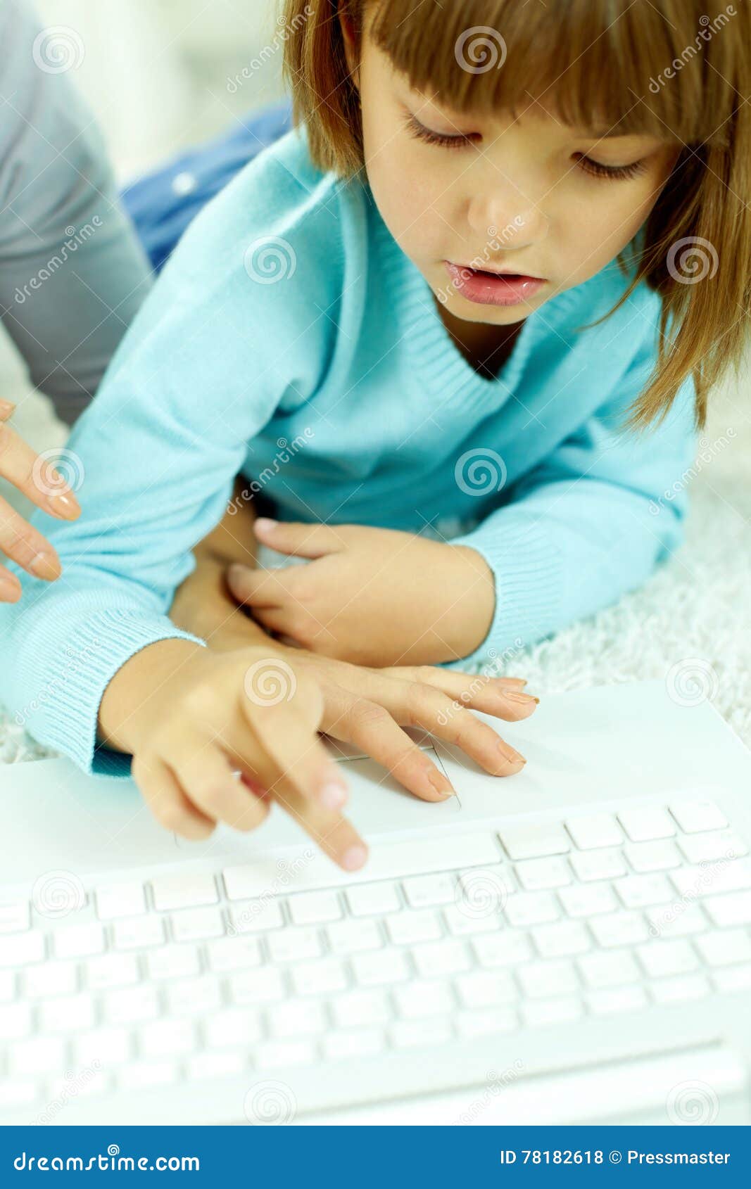 Digitando Sul Computer Portatile Fotografia Stock - Immagine di lettere ...