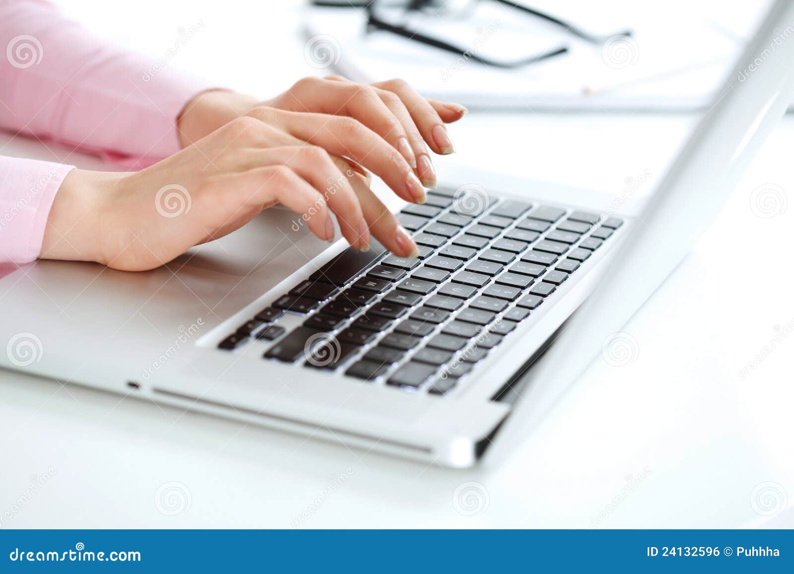 Digitare fotografia stock. Immagine di osservare, femmina - 24132596