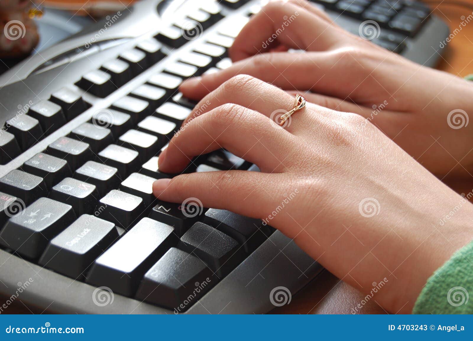 Digitare immagine stock. Immagine di sforzo, umano, barretta - 4703243