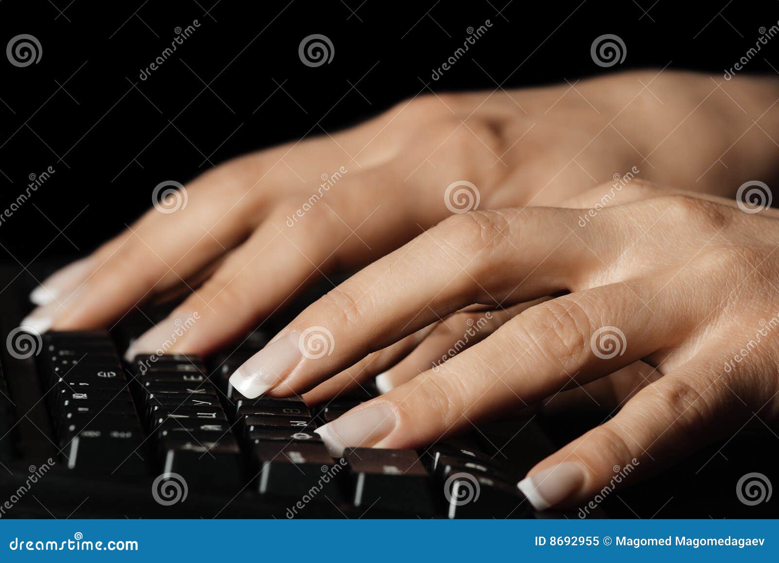 Digitare immagine stock. Immagine di unghie, chiusura - 8692955